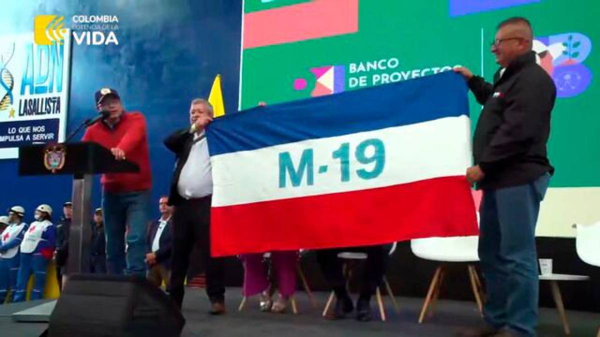 Gustavo Petro Exhibe la Bandera del M-19 en Homenaje a Carlos Pizarro ...