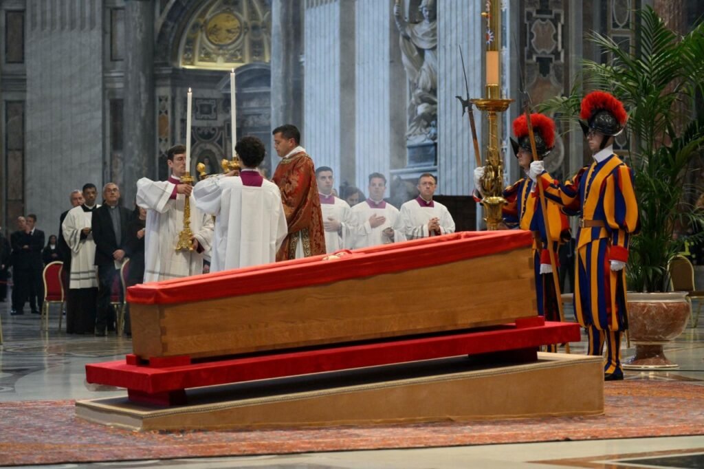 El féretro del Papa Francisco ya se encuentra en la Basílica vaticana ...
